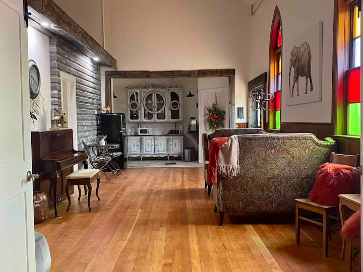 A Room With A Pew Suite One - Innisfail, AB, Canada