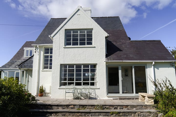 Comfy Tenby Town House With Ocean Views & Parking - Tenby