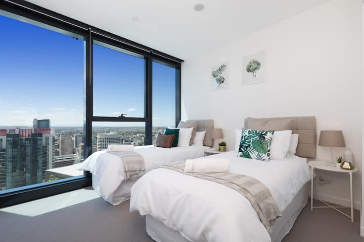 Amazing Views Spacious Living In Skytower! Carpark - Brisbane