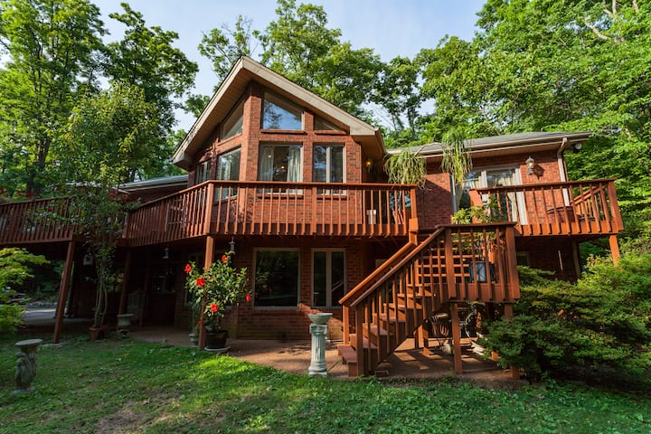 Beautiful Private Home On 10 Wooded Acres 2800sft. - Franklin, TN