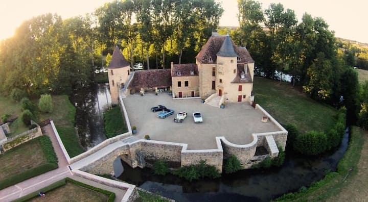 Charming Medieval Château - Château-Chinon