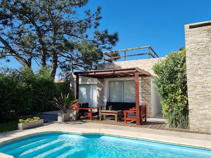 Casa A Metros Del Mar, Con Piscina Climatizada. - Balneario Buenos Aires