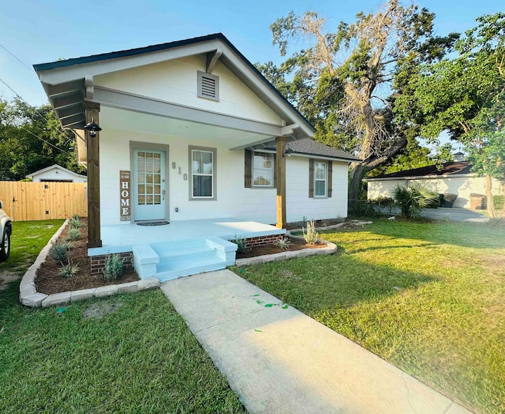 Lola’s Barefoot Bungalow - Pensacola, FL