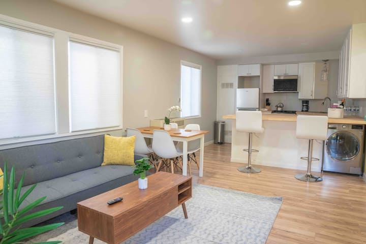 Sunlit Art Apartment - Walk To Beach - Venice Beach, CA
