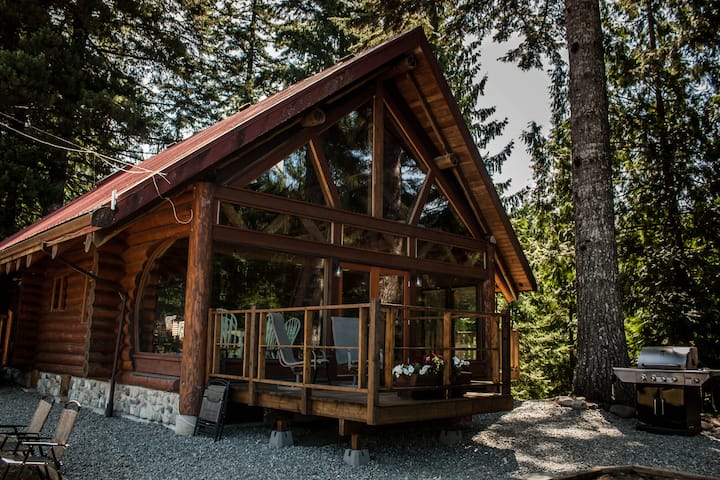 Gorgeous Log Cabin On The Lake & Dockspot - Campbell River