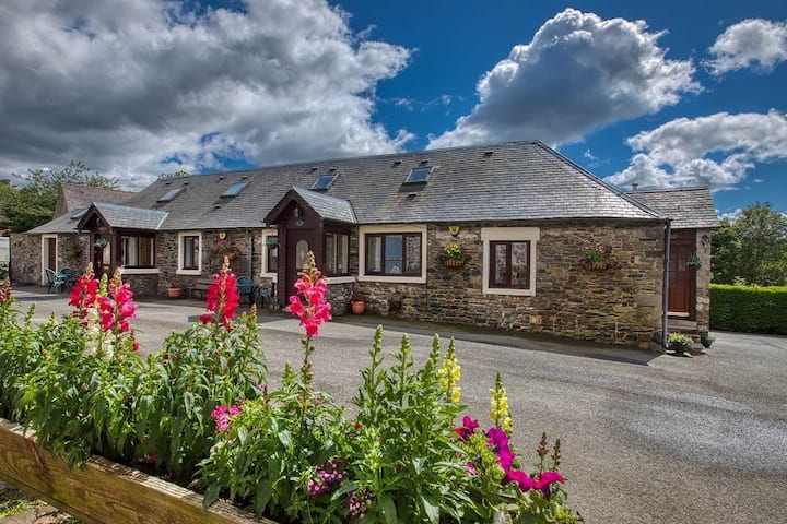 Quality Semi Rural Country Cottage - Innerleithen