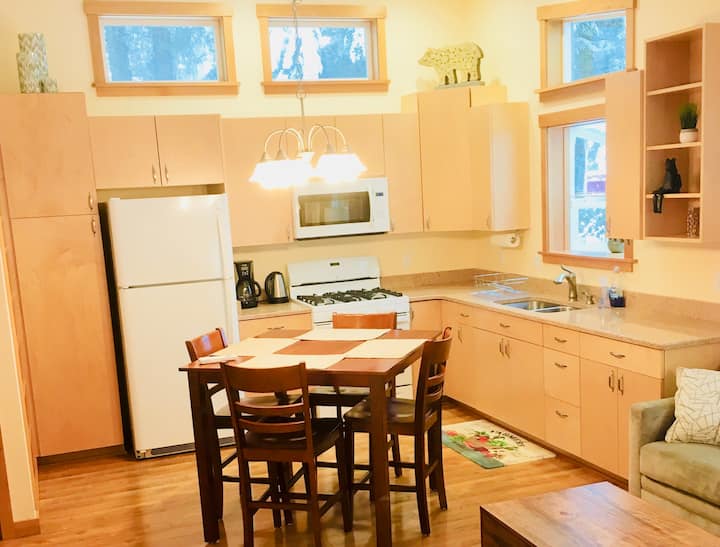 Bungalow & Breakfast - On The Way To The Glacier! - Juneau, AK