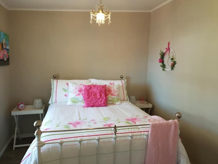 Grandma's Cottage By The Sea - New Plymouth