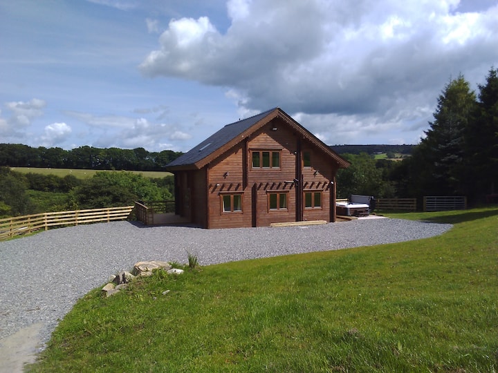 Log House With Hot Tub & Lake View - Wrexham
