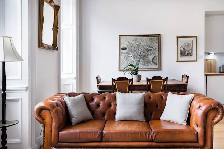Regal Art Filled Apartment With Secret Bedroom - Edinburgh