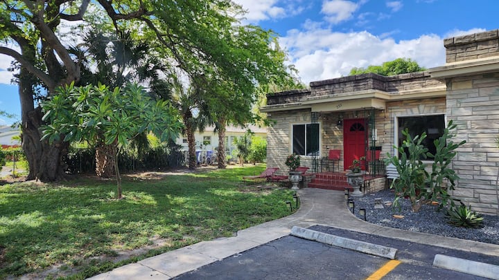 Adorable 2 Badroom, Short Walk 1,1 M. To The Beach - Pompano Beach, FL