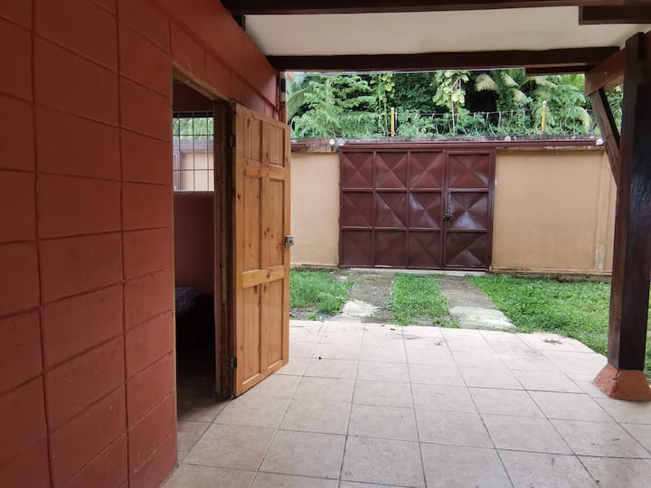 Estudio Privado Frente Al Mar, Con Garaje. - Limon