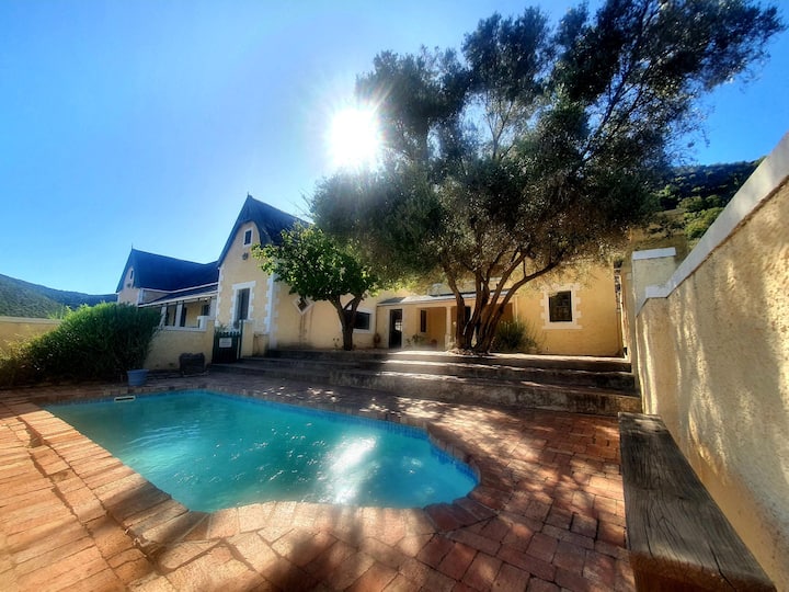 Cape Vernacular Farmhouse. Swartberg Setting. - Calitzdorp
