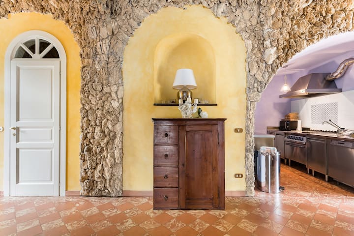 Villa Giuditta Pasta
Lakefront Home - Como