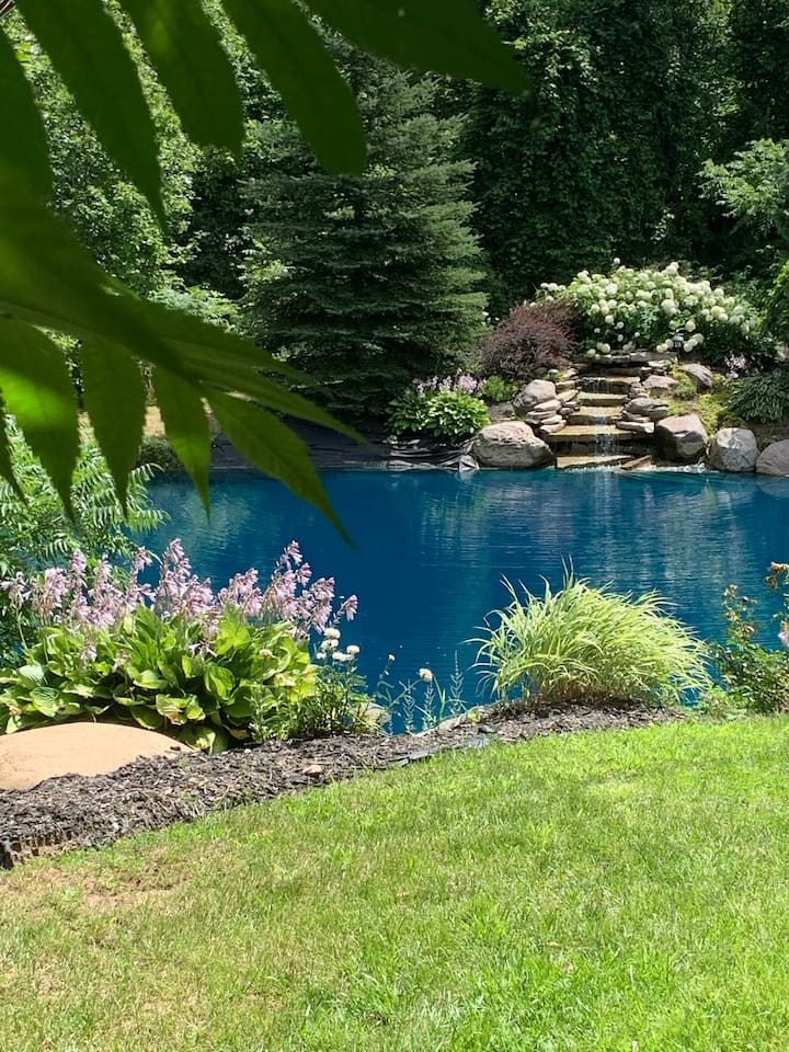 Pretty River Retreat // Pond, Fireplace + Spa Bath - The Blue Mountains