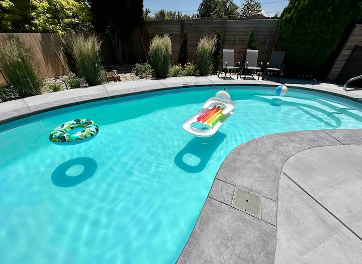 Large & Modern Home W/ Pool & Hot Tub & Fire Pit - Denver, CO