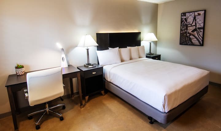Americana Modern Hotel, King Ada - Redding, CA