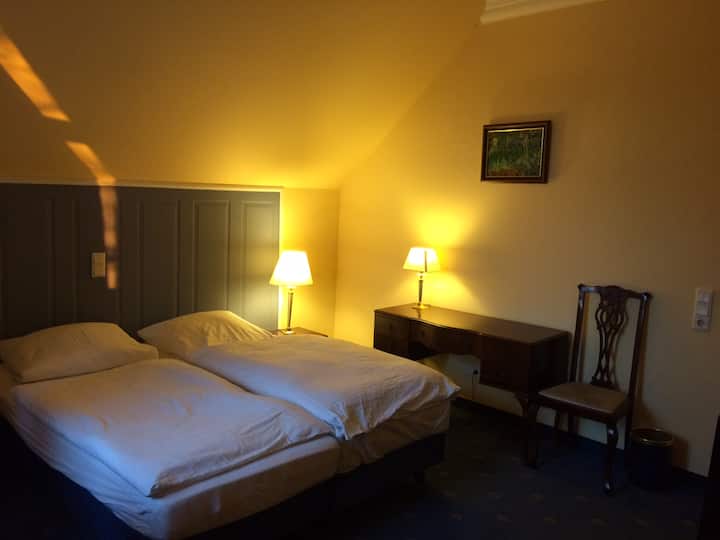 Schönes Einzelzimmer In Ehemaligem Hotel - Cologne