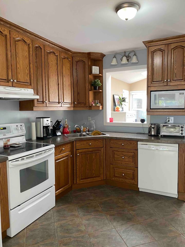 Cheerful 2 Bedroom Home Steps From Lake Ontario - St. Catharines