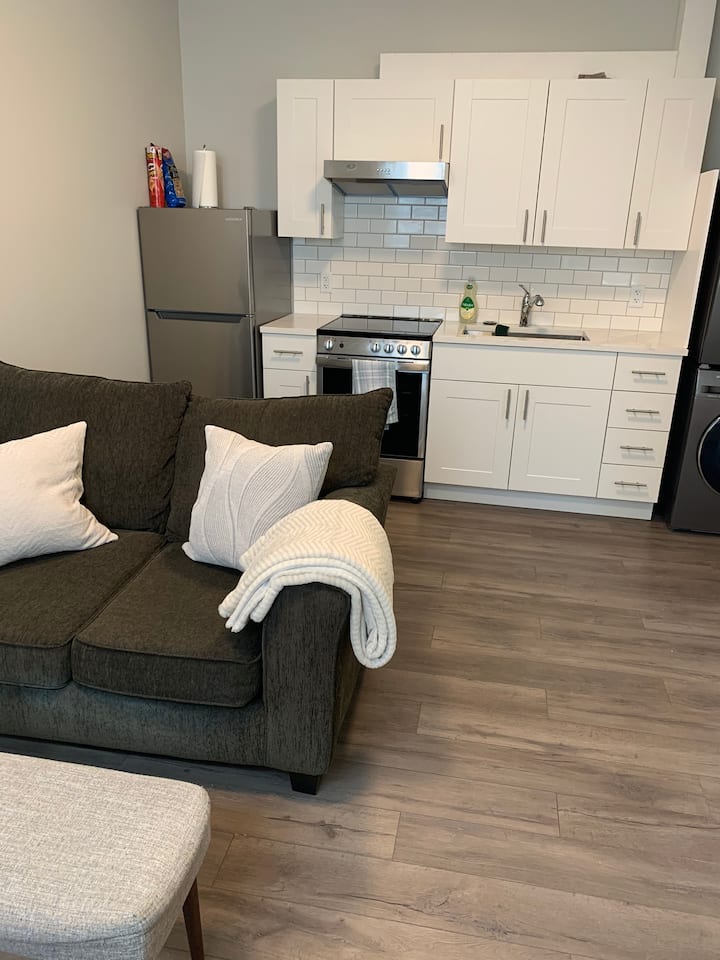 Renovated One Bedroom Modern Suite With Patio - Langford