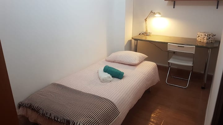 Budget Room In Superb Apartment, 100m El Pilar - Saragossa