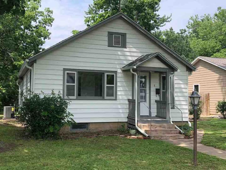 Clean & Cozy 2br • Perfect Small-town Stay - Abilene, KS