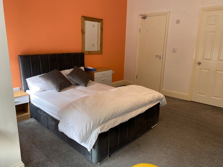 Large Studio Apartment With En-suite Bathroom - Altrincham