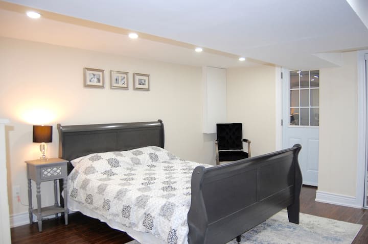 Private Apt 1 Bed 1 Bath W. Kitchen & Sep Entrance - Toronto