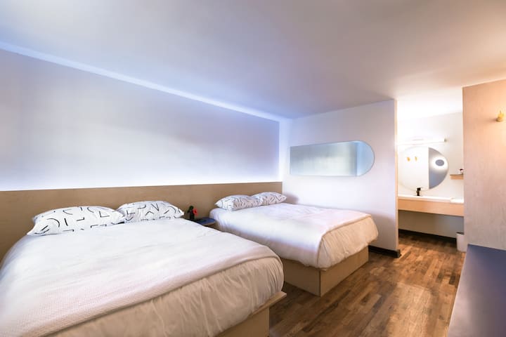 The Rose Room At The Iris Motel! - Nashville, TN