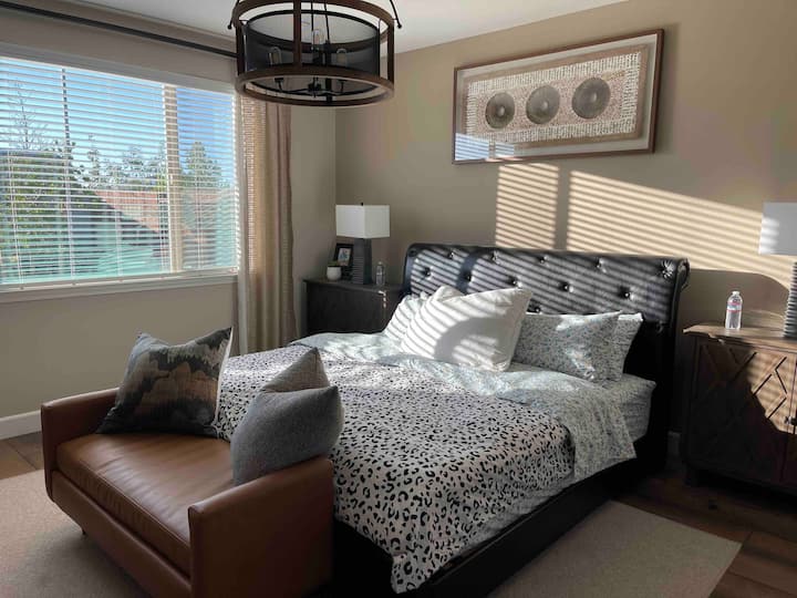 B1 Roseville Resort Master Room King Bed - Roseville, CA