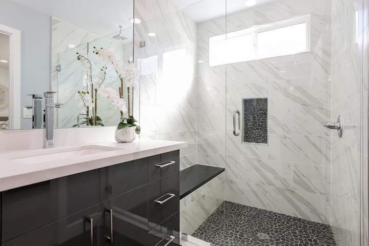 Bright And Modern Home (5 Br And 5 Bathrooms) - Los Angeles, CA