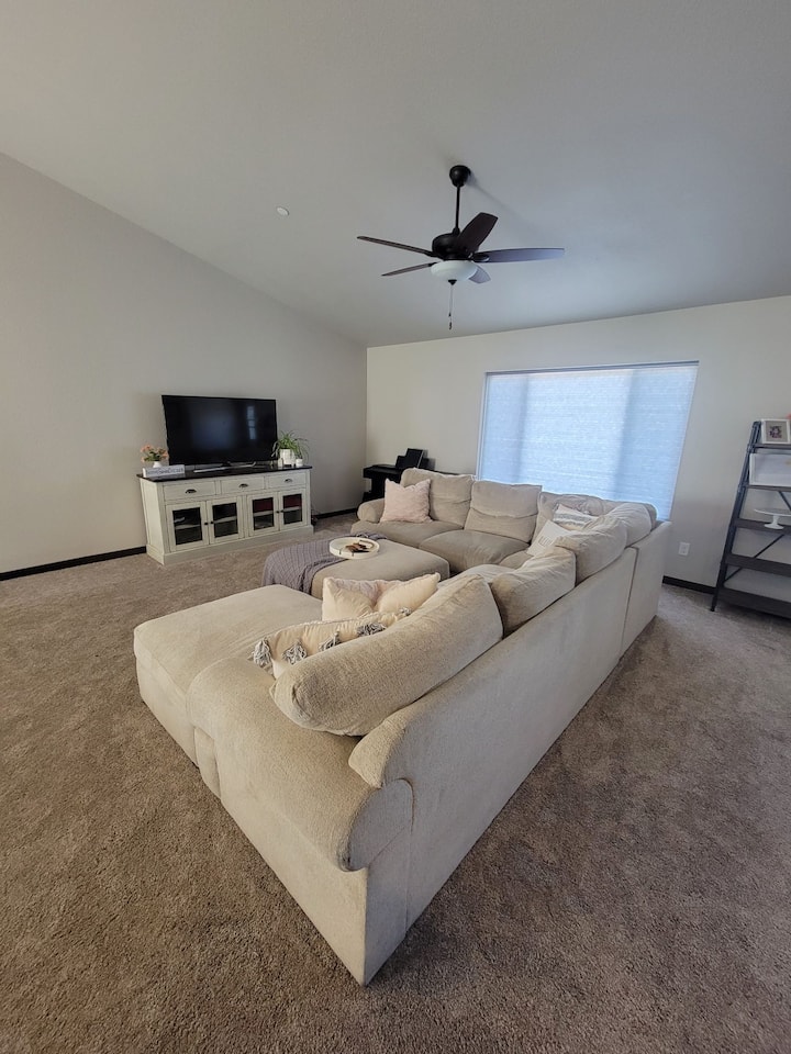 Cheerful Residential 4-bedroom House In Quiet Neighborhood Hosted By Indoor Kitty*. Explore The Black Hills With Convenient Hwy Access. - Rapid City, SD