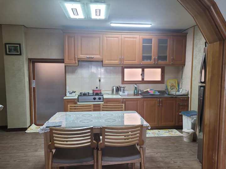 애월해안을 병풍으로 1-1 /
3층건물에서 1층45평형독채로되있습니다 - Jeju