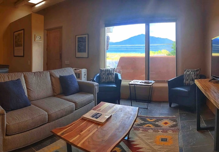 Location! Mountain Views! Ski, Shop, Dine! - New Mexico
