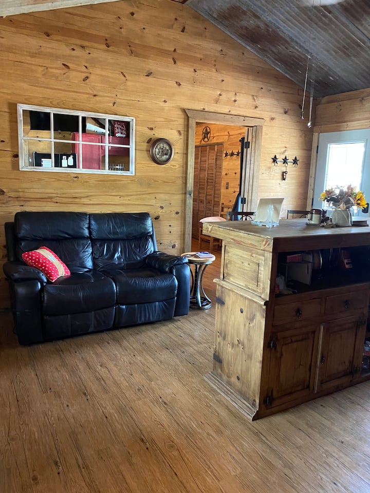 Lil’ Cowboy Cabin On The Corner - Utopia, TX