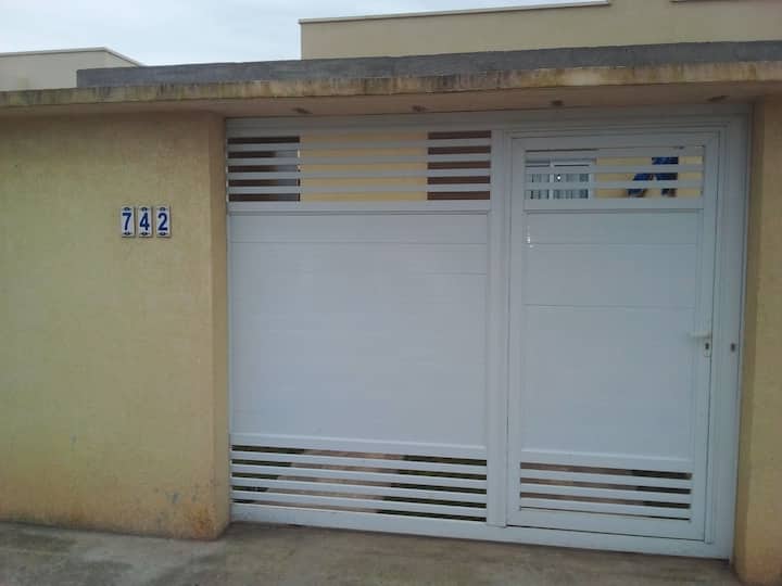 Casa Agradável No Bairro Do Golfinhos Em Caraguatatuba A 07 Minutos Do Shopping Serramar. - Caraguatatuba