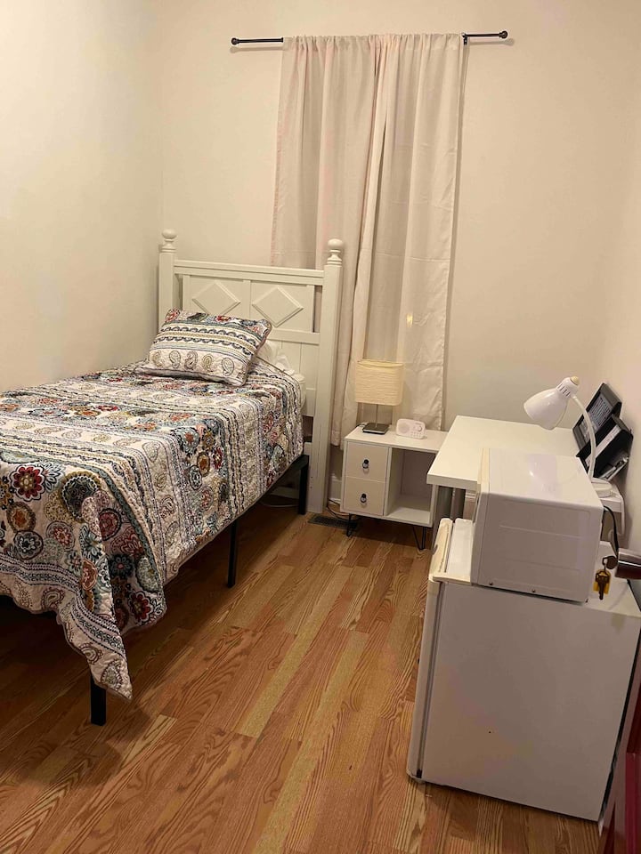Cozy Room With Twin Bed In Bloomingdale - Washington, DC