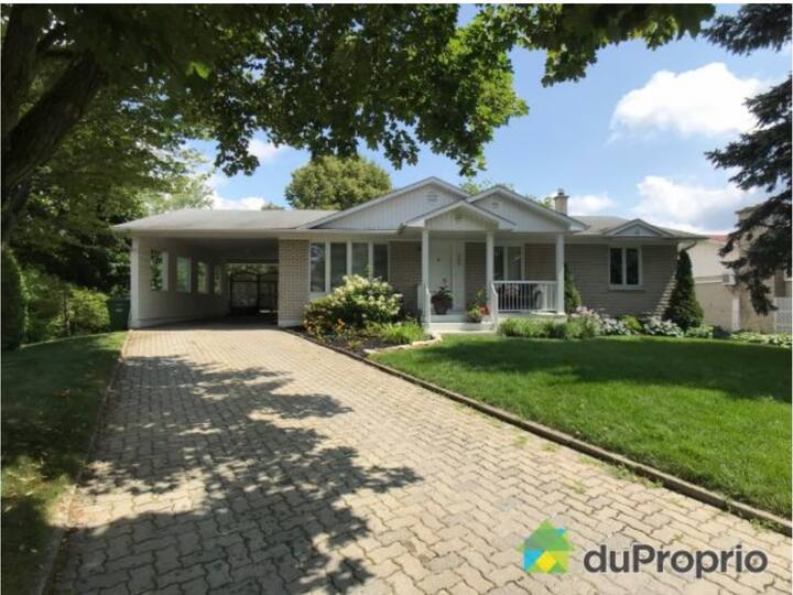 Charming & Safe Place In A Very Hospitable Family. - Sherbrooke