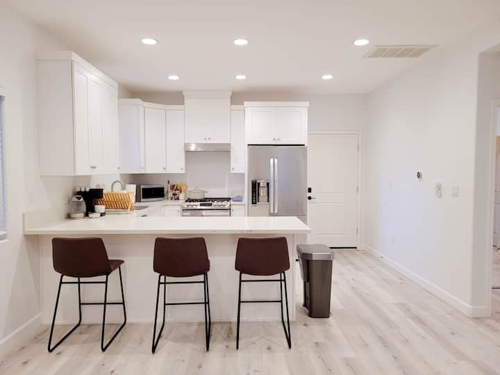Cozy-modern Home Near Beaches Hospitals Disneyland - Garden Grove, CA