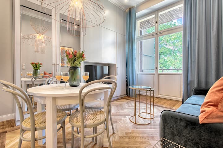 Stylish Apartment With Golden Shine By Tyzenhauz - Krakow