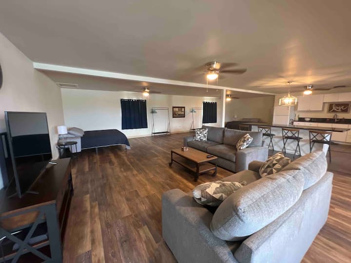 Downtown Hilo 1300 Sqf Loft - Hilo, HI