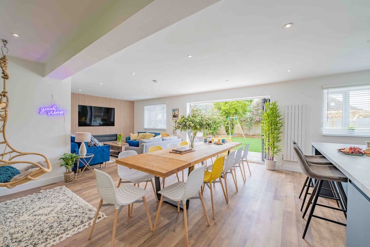 Luxe Ocean+playroom+winter Offers! - Highcliffe