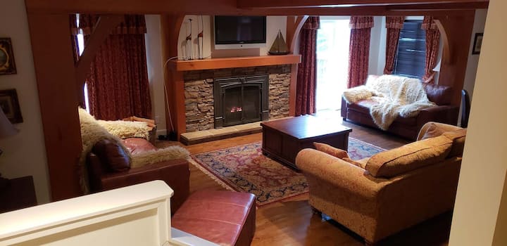 Chalet Sterbo Mt. Washington - Hot Tub, Ski-in/out - Vancouver Island