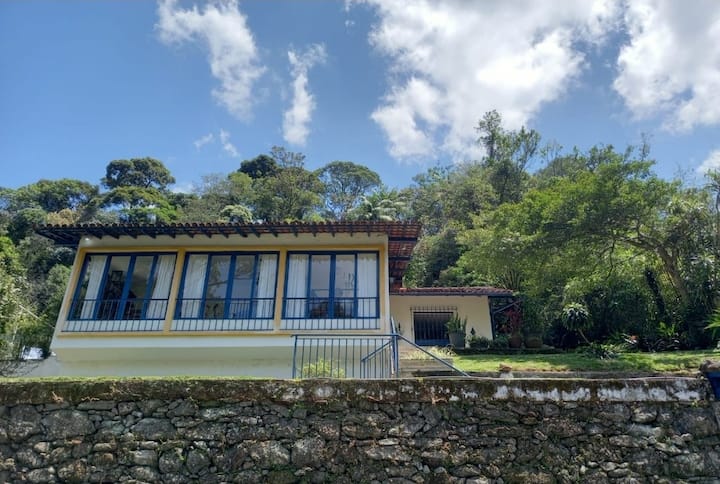 Casa Aconchegante Com Muito Verde E Estilo - Petrópolis