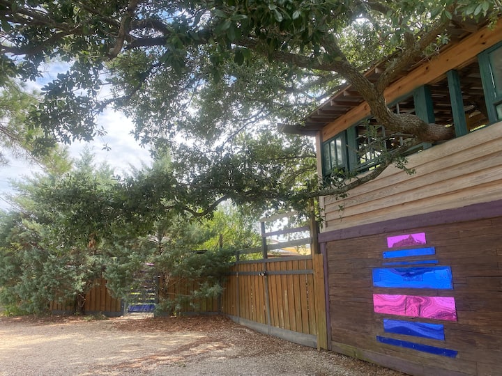 Treehouse Guesthouse:  Home Plus Huge Treehouse - Lafayette, LA