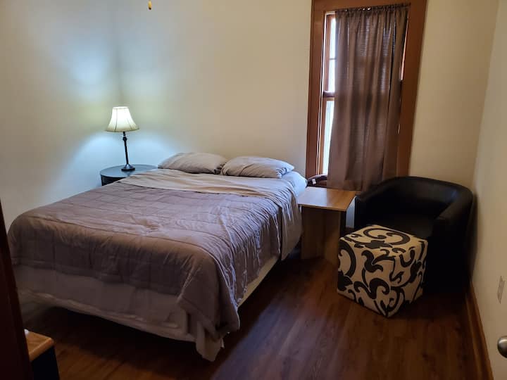 Peaceful Farmhouse Rooms Near Joliet Industries 2 - Joliet, IL