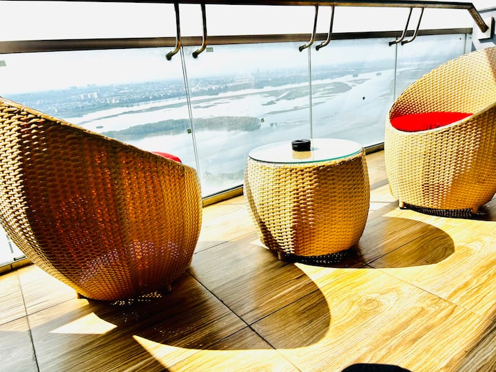 Amigosstay High Rise Studio With River View. - Noida