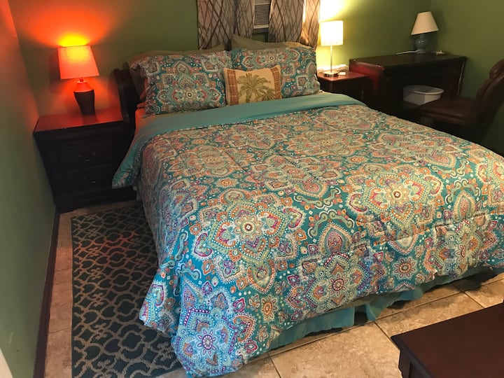 Palms King Size/private Entrance Shared Bathroom - Melbourne Beach, FL
