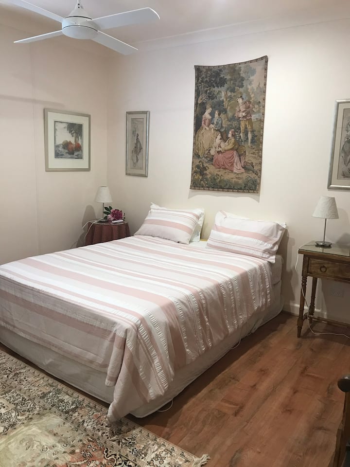 Elegant, S/c Gr/fl Flat Saratoga W/front - Gosford