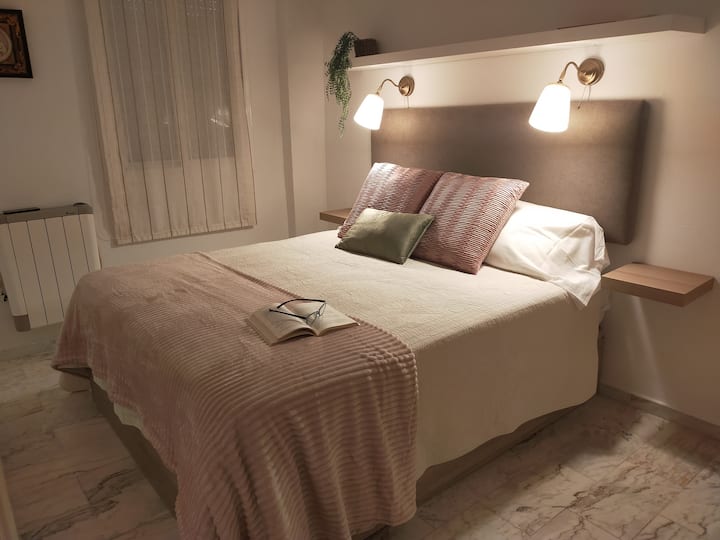 Twin Ensuite Bedroom (W/ Private Bathroom Inside) - Sevilla